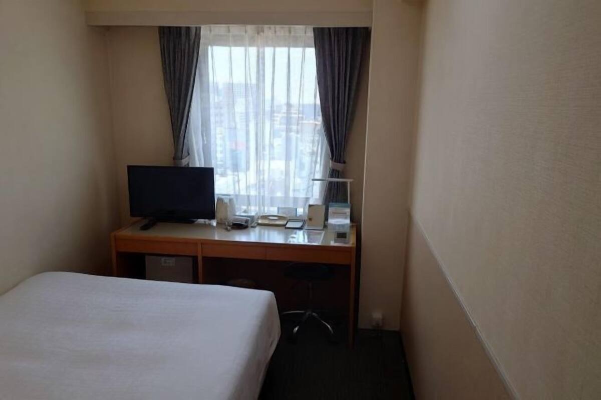 Cofres nos quartos, escrivaninha, Wi-Fi de cortesia, roupa de cama