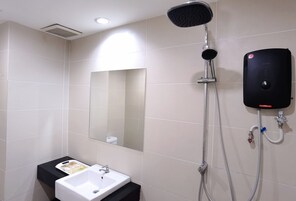 Quarto casal família (Deluxe) | Banheiro | Chuveiro, produtos de toalete grátis, secador de cabelo, bidê
