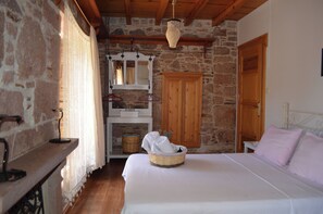 Queen Room | Roupa de alta qualidade, secretária, quartos insonorizados