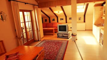 Suite | Sala de estar | Televisor de ecrã plano de 32 polegadas com canais por cabo, televisor