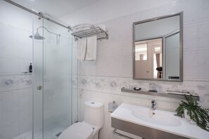 Estúdio Básico, 1 cama queen-size | Casa de banho | Um polibã, artigos de higiene pessoal grátis, um secador de cabelo 