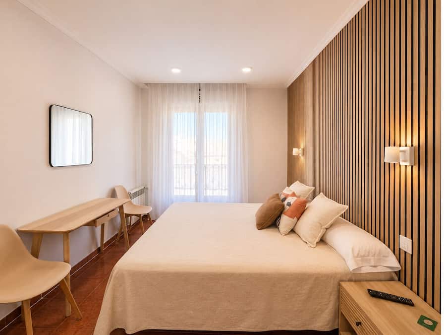 Quarto casal superior | Escrivaninha, cortinas blackout, Wi-Fi de cortesia, roupa de cama