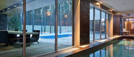 Piscina interna, piscina externa sazonal, espreguiçadeiras