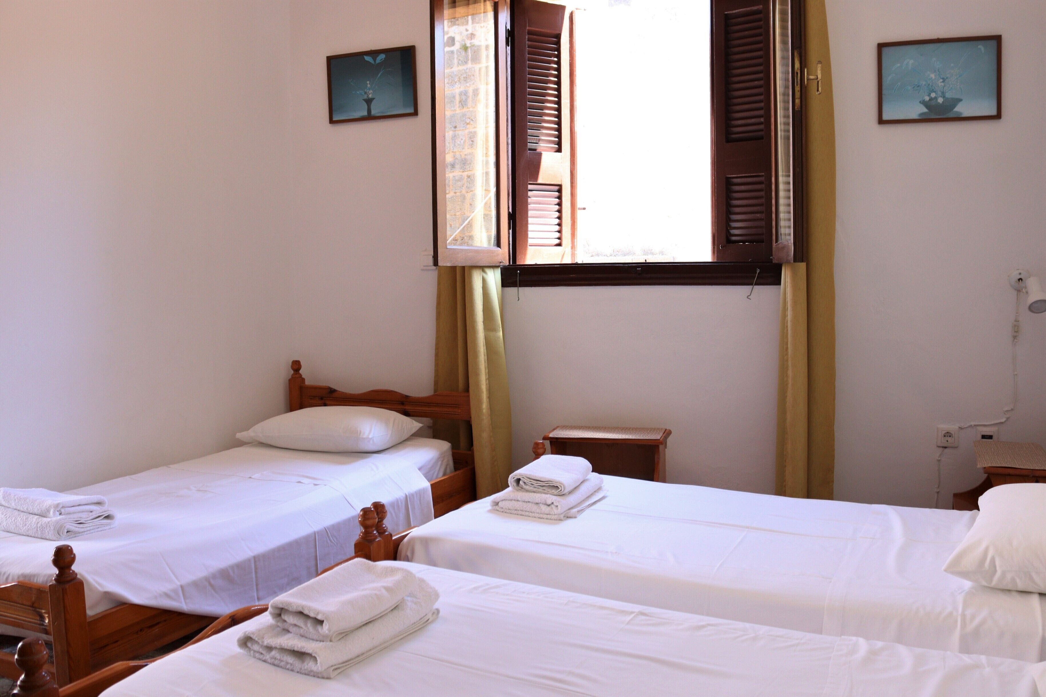 Quarto triplo básico | Ferros/tábuas de passar roupa, Wi-Fi de cortesia, roupa de cama