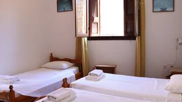 Quarto triplo básico | Ferros/tábuas de passar roupa, Wi-Fi de cortesia, roupa de cama