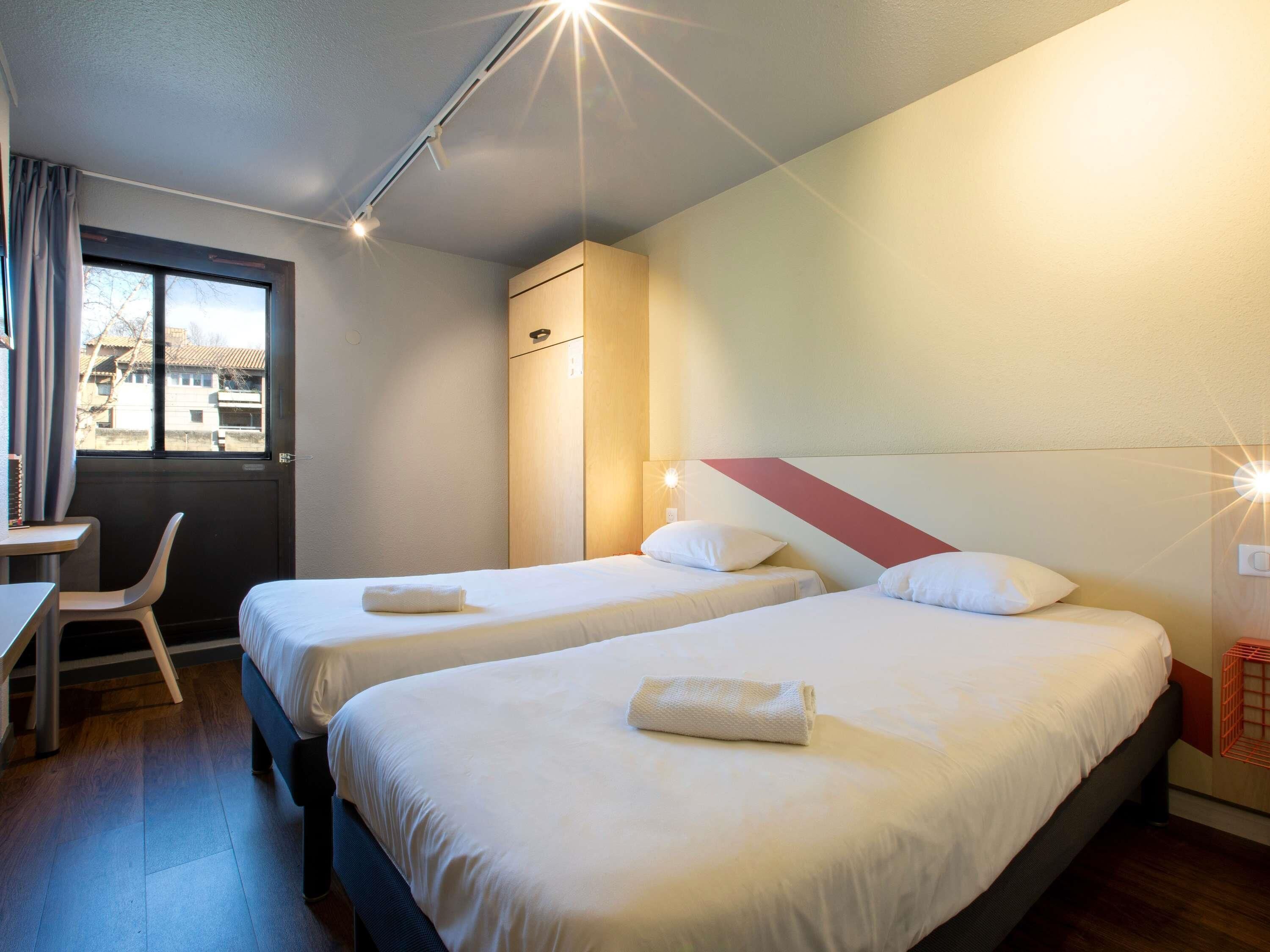 Quarto triplo, 3 camas de solteiro | Escrivaninha, cortinas blackout, quartos à prova de som