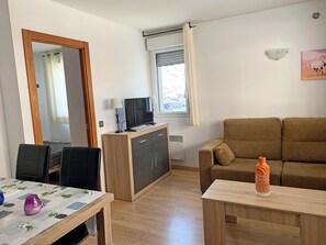 Apartamento, 1 quarto | Área de estar | TV