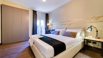 Roupas de cama premium, frigobar, cofres nos quartos, cortinas blackout