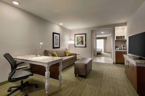 Roupas de cama premium, escrivaninha, cortinas blackout