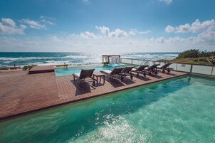 2 piscinas externas, espreguiçadeiras