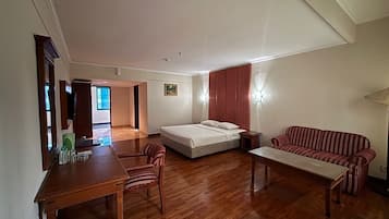 Quarto casal luxo, vista para a cidade | Cofres nos quartos, escrivaninha, camas extras/dobráveis