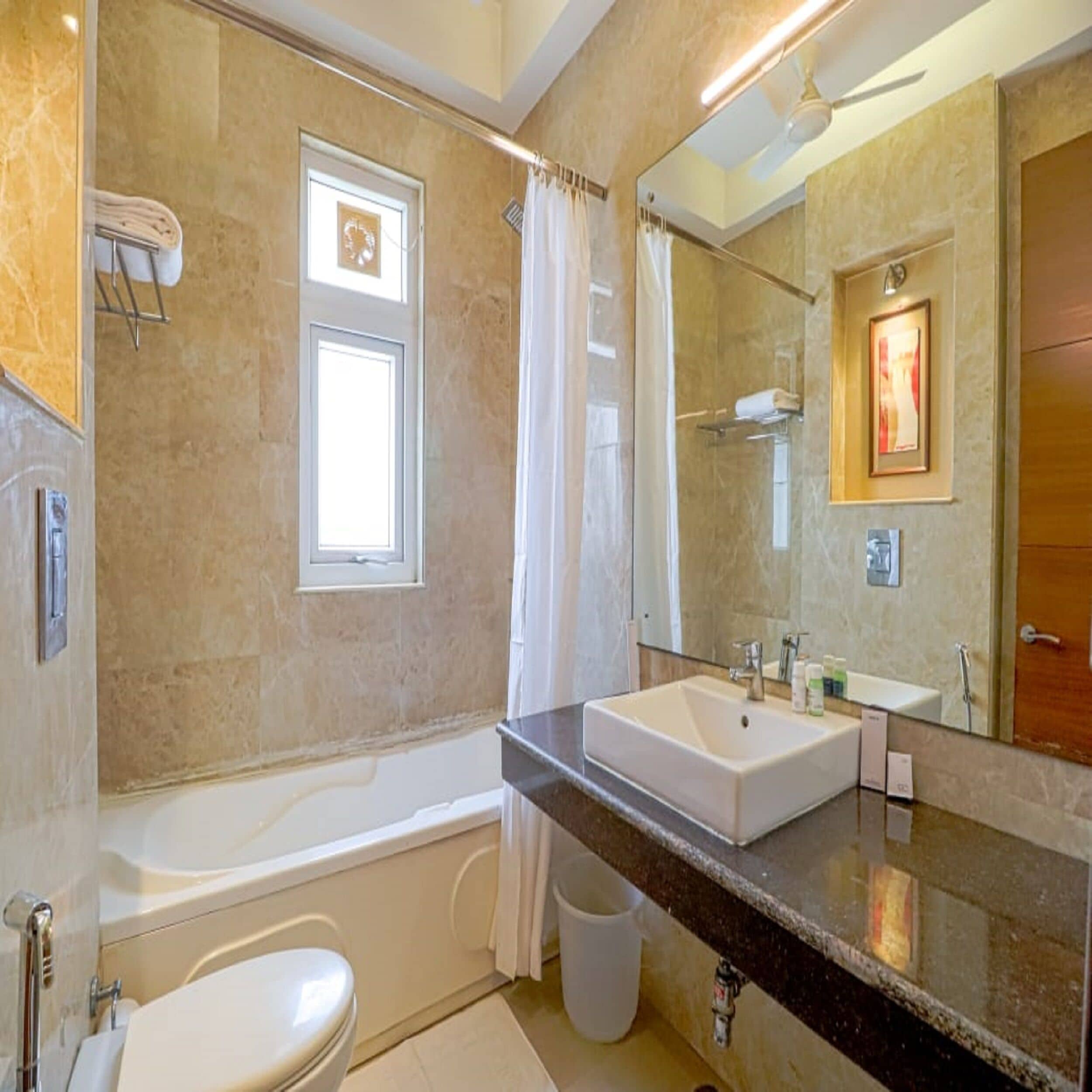 Quarto luxo | Banheiro | Chuveiro, produtos de toalete grátis, secador de cabelo 