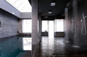 Piscina interna, piscina externa, espreguiçadeiras