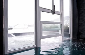 Piscina interior, piscina exterior, espreguiçadeiras 