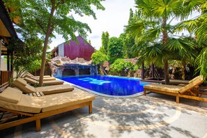 Piscina exterior, espreguiçadeiras 