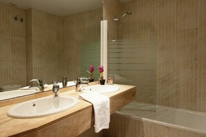 Apartamento standard, 3 quartos | Banheiro | Banheira e chuveiro separados, secador de cabelo, toalhas de banho 