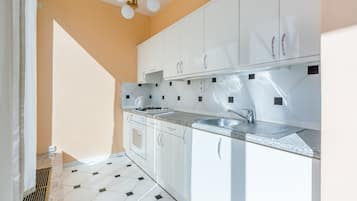 Apartamento, terraço | Cozinha privada | Minifrigorífico, uma chaleira elétrica, utensílios de cozinha