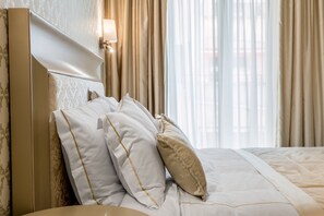 Roupas de cama premium, frigobar, cofres nos quartos, escrivaninha