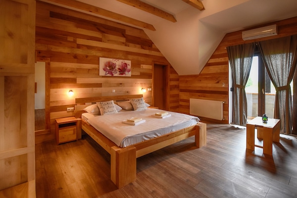 Roupas de cama premium, frigobar, cofres nos quartos