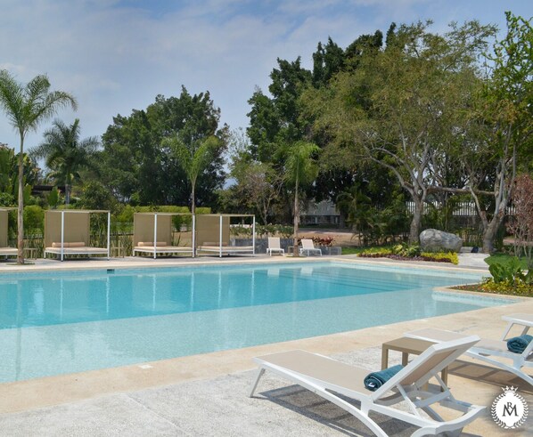 3 piscinas externas, funciona das 9h às 21h, guarda-sóis
