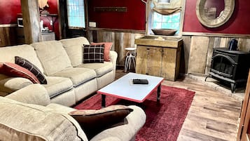 Quarto, casa de banho privativa (Amish Country Comfort 1) | Sala de estar | Televisor de ecrã plano de 50 polegadas com canais por cabo, televisor