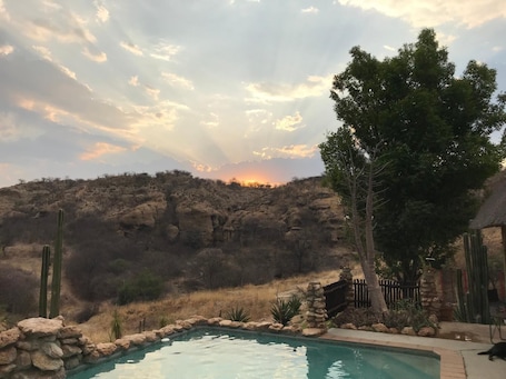 Piscina exterior . Sasa Safari Camp