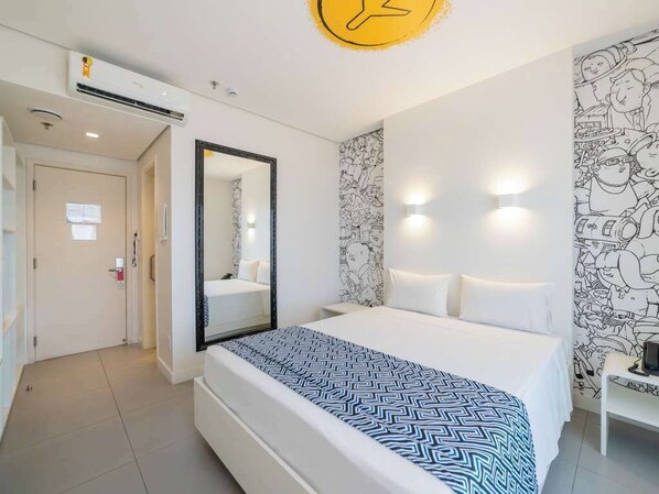 Frigobar, cofres nos quartos, escrivaninha, cortinas blackout