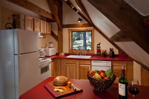 Casa família, 4 quartos | Cozinha privada | Geladeira, micro-ondas, cafeteira/chaleira