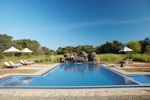 Piscina interna, piscina externa, espreguiçadeiras
