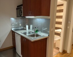 Um frigorífico, um micro-ondas, uma placa de cozinha 