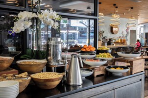 Café da manhã com buffet todos os dias (ZAR 255 por pessoa) 