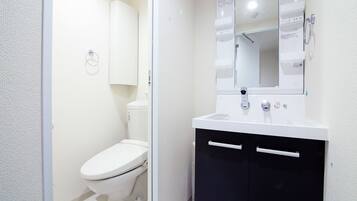 Chuveiro/banheira combinados, toalhas de banho, shampoo