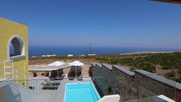 Piscina externa, funciona das 9h às 21h, guarda-sóis, espreguiçadeiras