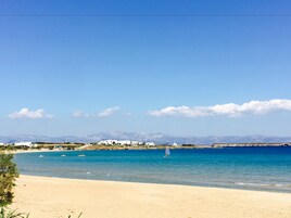 Na praia, toldos de praia (sobretaxa), espreguiçadeiras
