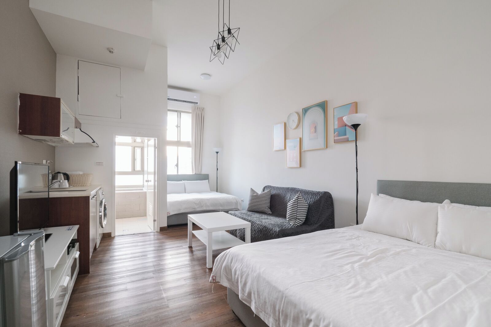 Quarto Twin Clássico, 1 quarto, casa de banho anexa | Sala de estar | Televisor LED de 32 polegadas com canais por cabo, televisor 