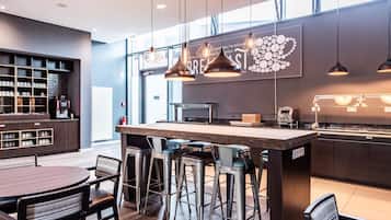 Pequeno-almoço tipo buffet diário (17.9 EUR por pessoa)