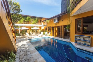 Piscina externa, funciona das 10h às 20h, guarda-sóis, espreguiçadeiras