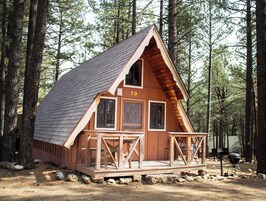 Cabana básico, banheiro privativo (Cabin #19) | Ferros/tábuas de passar roupa, roupa de cama