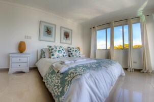 Roupa de alta qualidade, cofre no quarto, ferro/tábua de engomar 