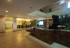 Área de estar no saguão