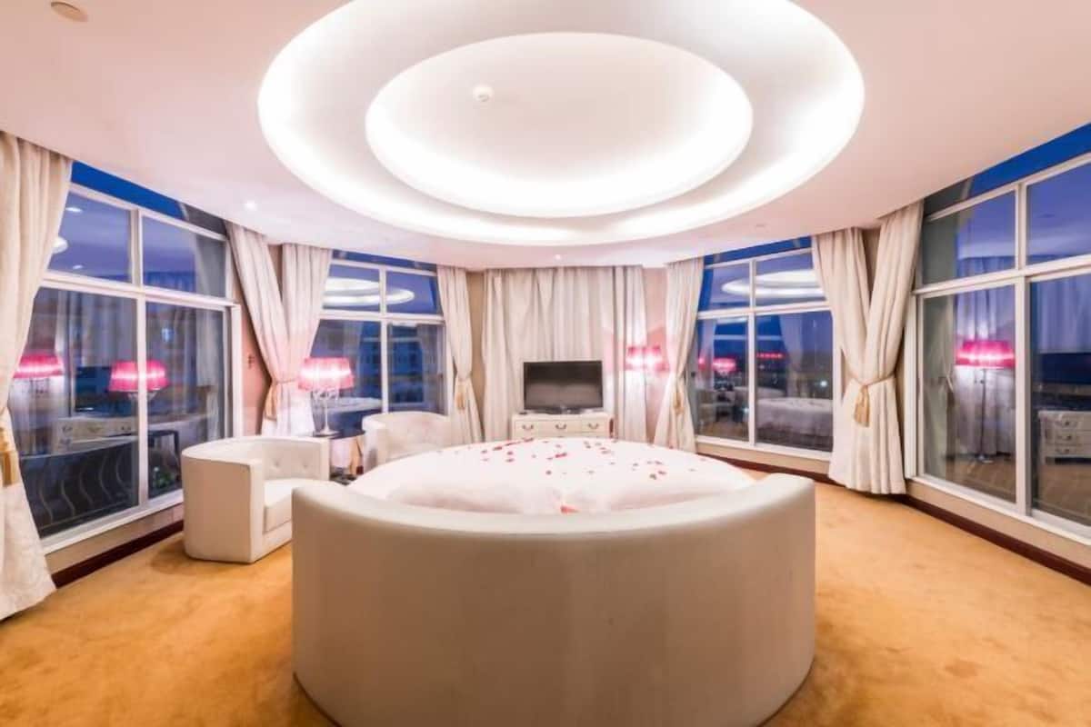Minibar, cofre no quarto, secretária, cortinas/cortinados opacos 
