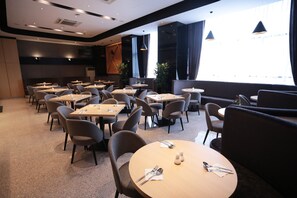 Pequenos-almoços servidos, cozinha local e internacional 