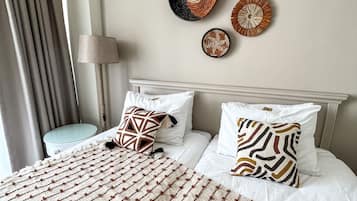 Quarto duplo romântico | Roupas de cama premium, camas Tempur-Pedic, frigobar, cofres nos quartos
