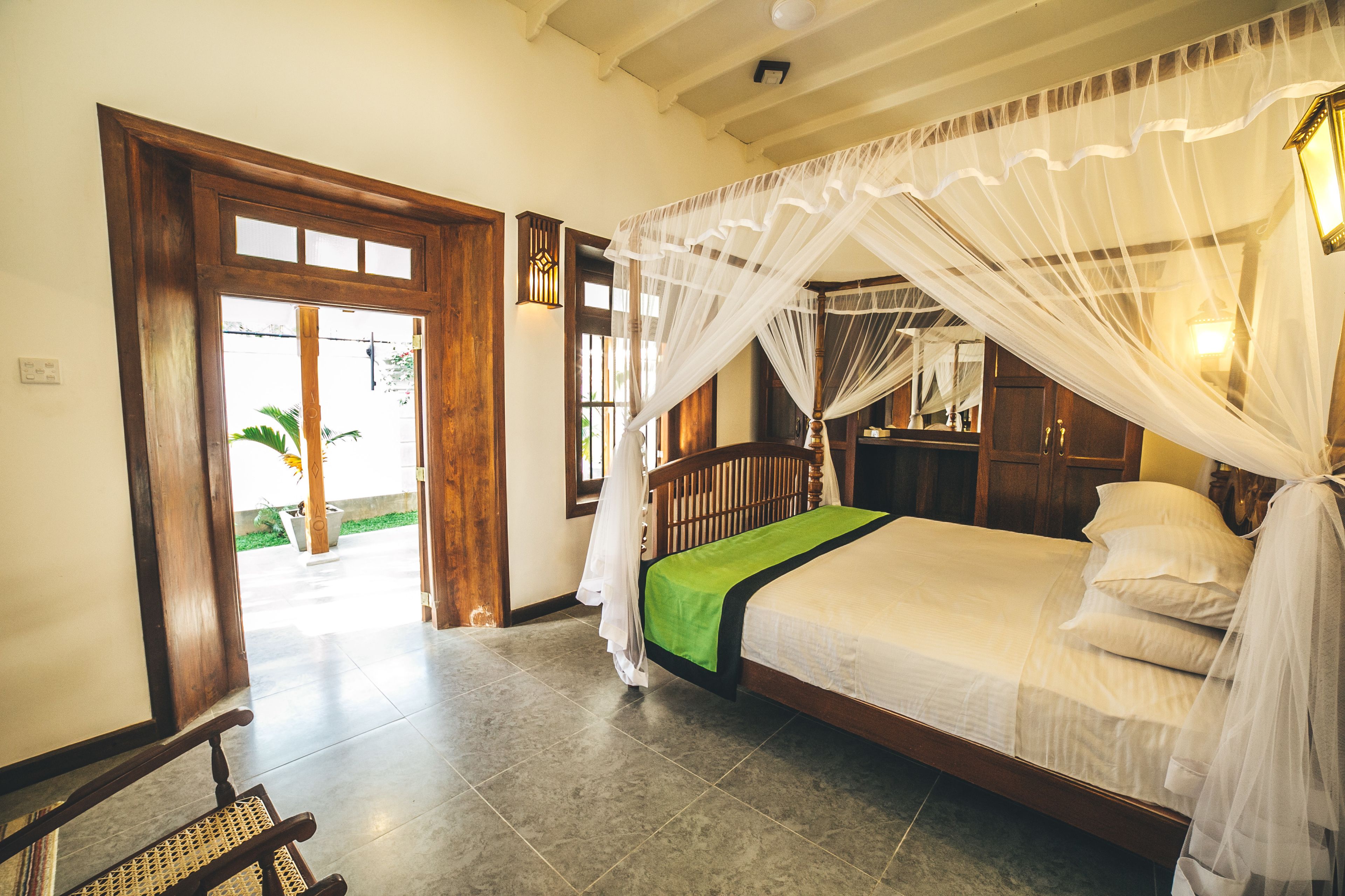 3 quartos, cofre no quarto, secretária, ferro/tábua de engomar 