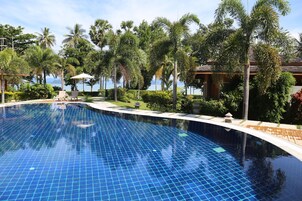Piscina exterior, guarda-sóis, espreguiçadeiras