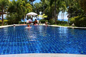 Piscina exterior, guarda-sóis, espreguiçadeiras