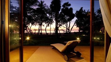 Vila luxo, 1 cama King, vista para o mar, de frente para o mar | Frigobar, cofres nos quartos, escrivaninha, cortinas blackout