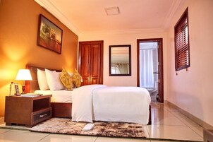 Suíte executiva, 1 cama Queen, vista para a cidade | Edredons de pluma, camas Select Comfort, cofres nos quartos