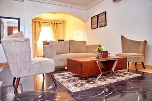 Apartamento exclusivo, 2 quartos, vista para a cidade | Área de estar | TV de tela plana 52 polegadas com canais digitais, TV