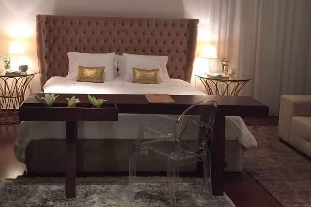 Suite | Cofre no quarto, secretária, cortinas/cortinados opacos 